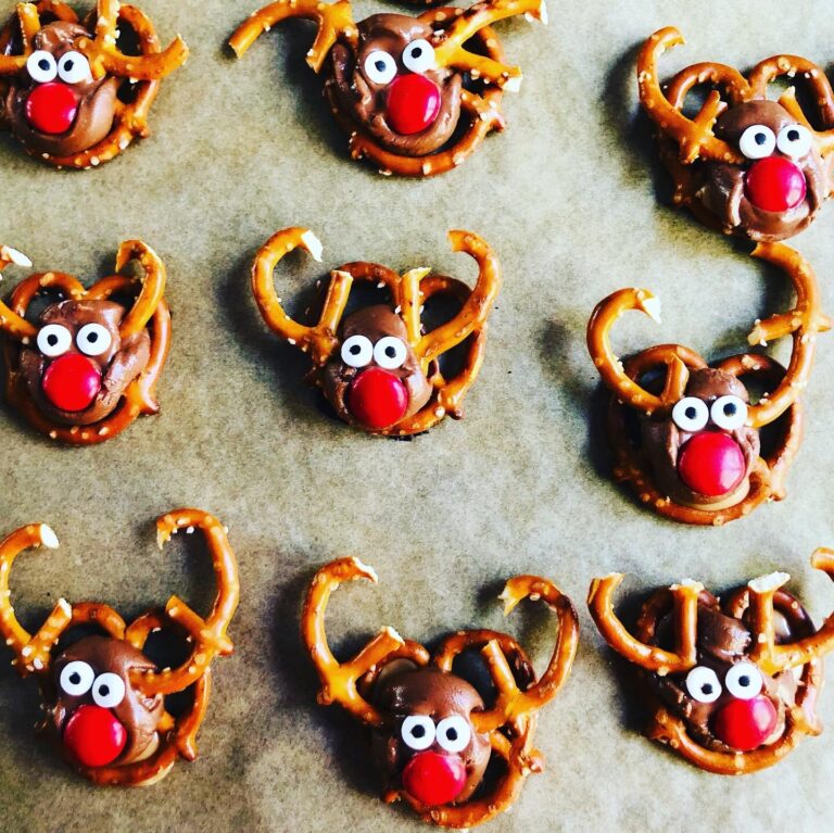 Cute Reindeer Pretzel Treats - Glitter On A Dime